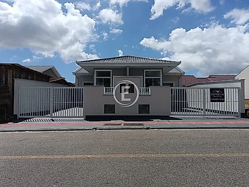 Casa geminada na guarda do Cubatão